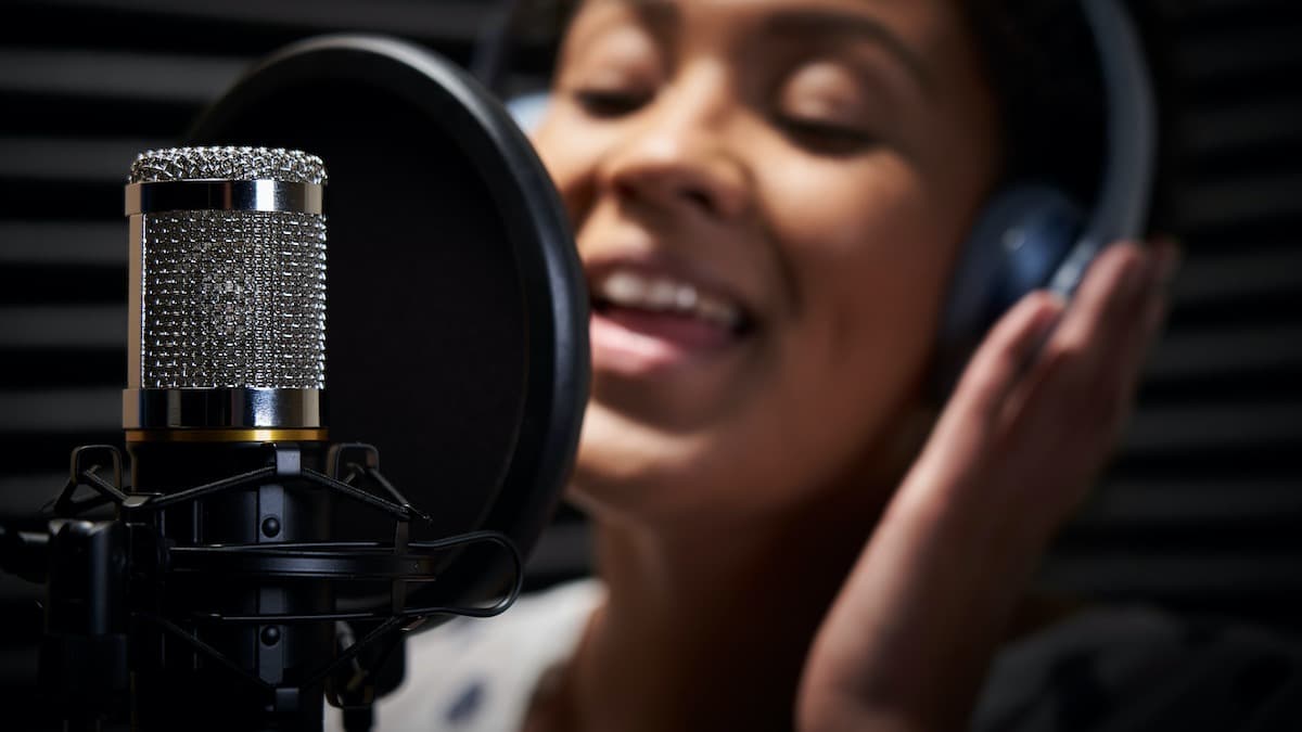 How to Handle Vocal Strain: 7 Tips for Taking Care of Your Voice - 2022 ...